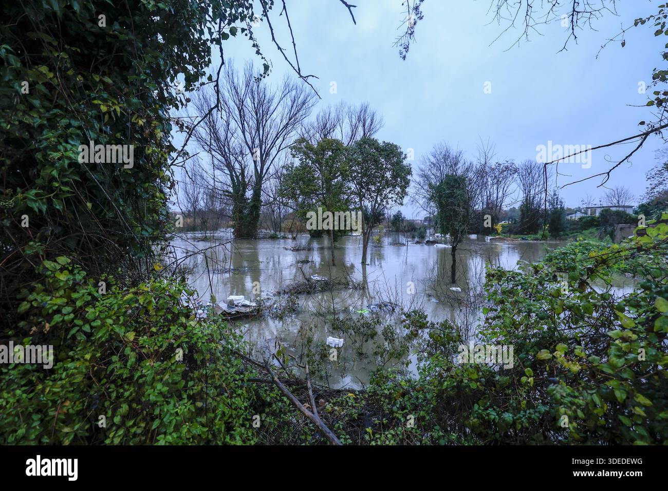 **NO WEBSITE OR NEWSPAPERS, ONLY FOR ITALY** Aniene River flooding ...