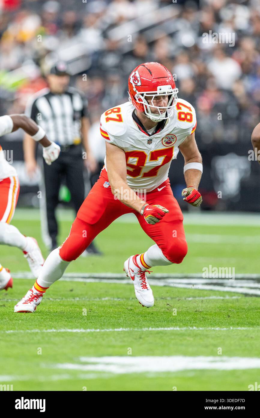 Kansas City Chiefs tight end Travis Kelce (87) against the Las Vegas ...