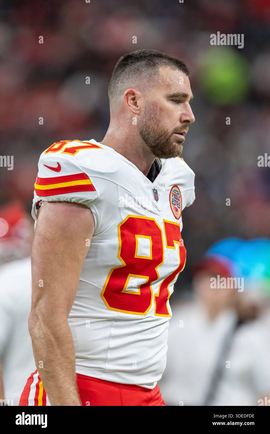 Kansas City Chiefs tight end Travis Kelce (87) against the Las Vegas ...