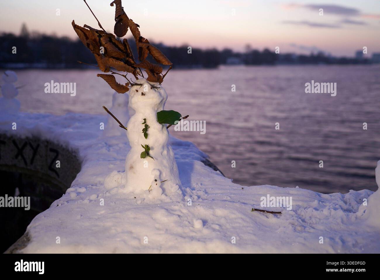 cntv: Hunderte von Schneemaennern und Schneefrauen im Sonnenaufgang an ...