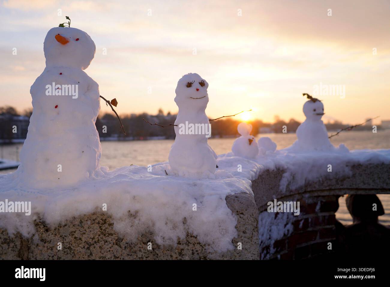 cntv: Hunderte von Schneemaennern und Schneefrauen im Sonnenaufgang an ...