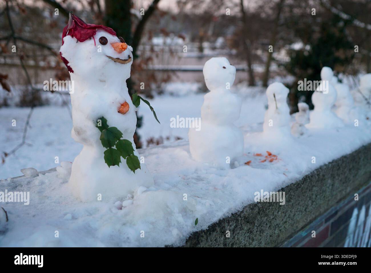 cntv: Hunderte von Schneemaennern und Schneefrauen im Sonnenaufgang an ...