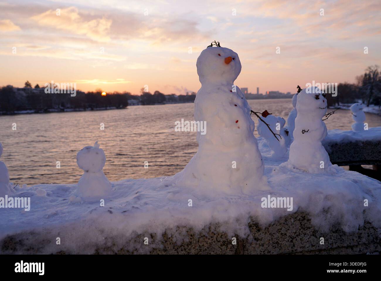 cntv: Hunderte von Schneemaennern und Schneefrauen im Sonnenaufgang an ...
