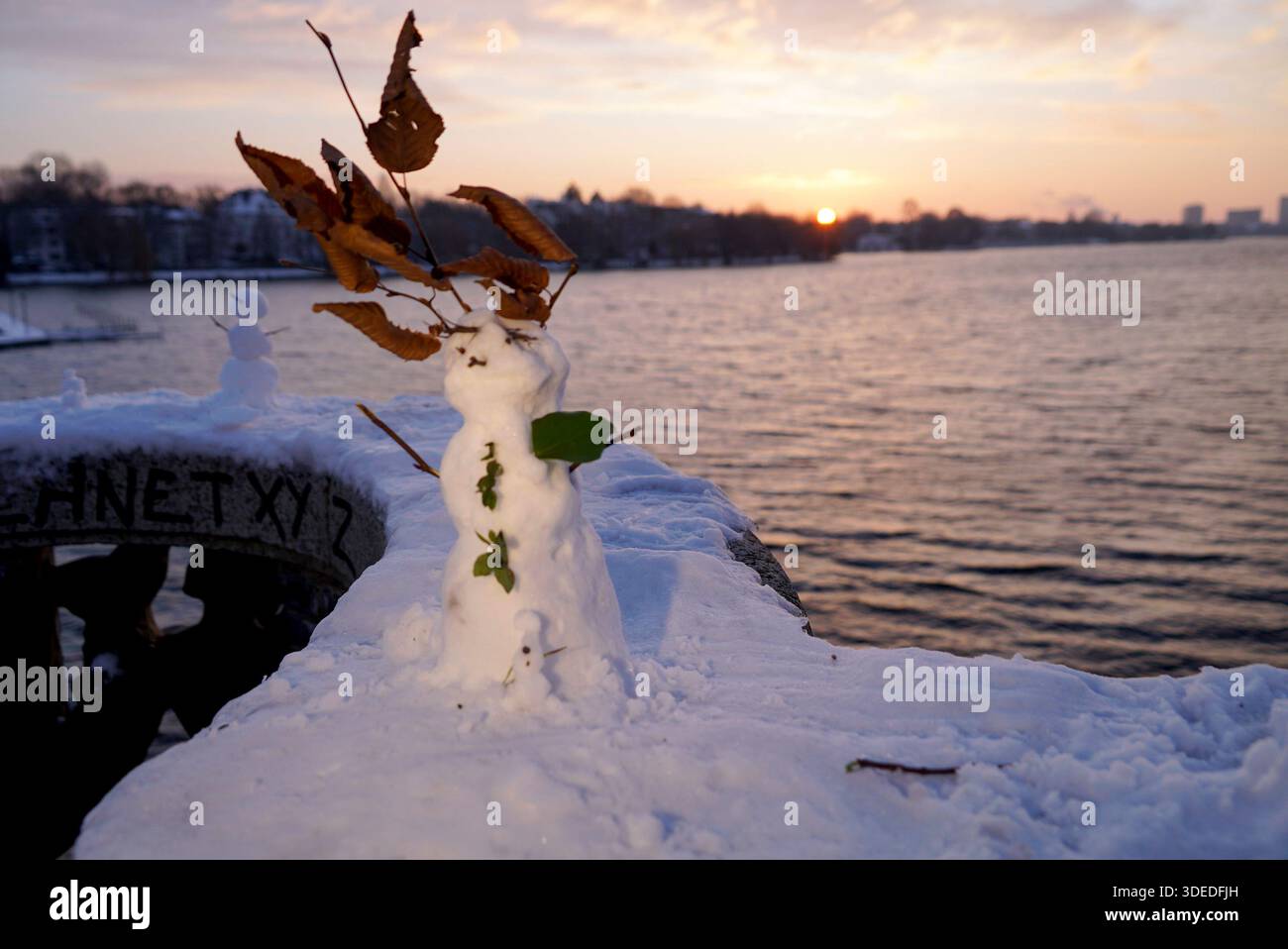 cntv: Hunderte von Schneemaennern und Schneefrauen im Sonnenaufgang an ...