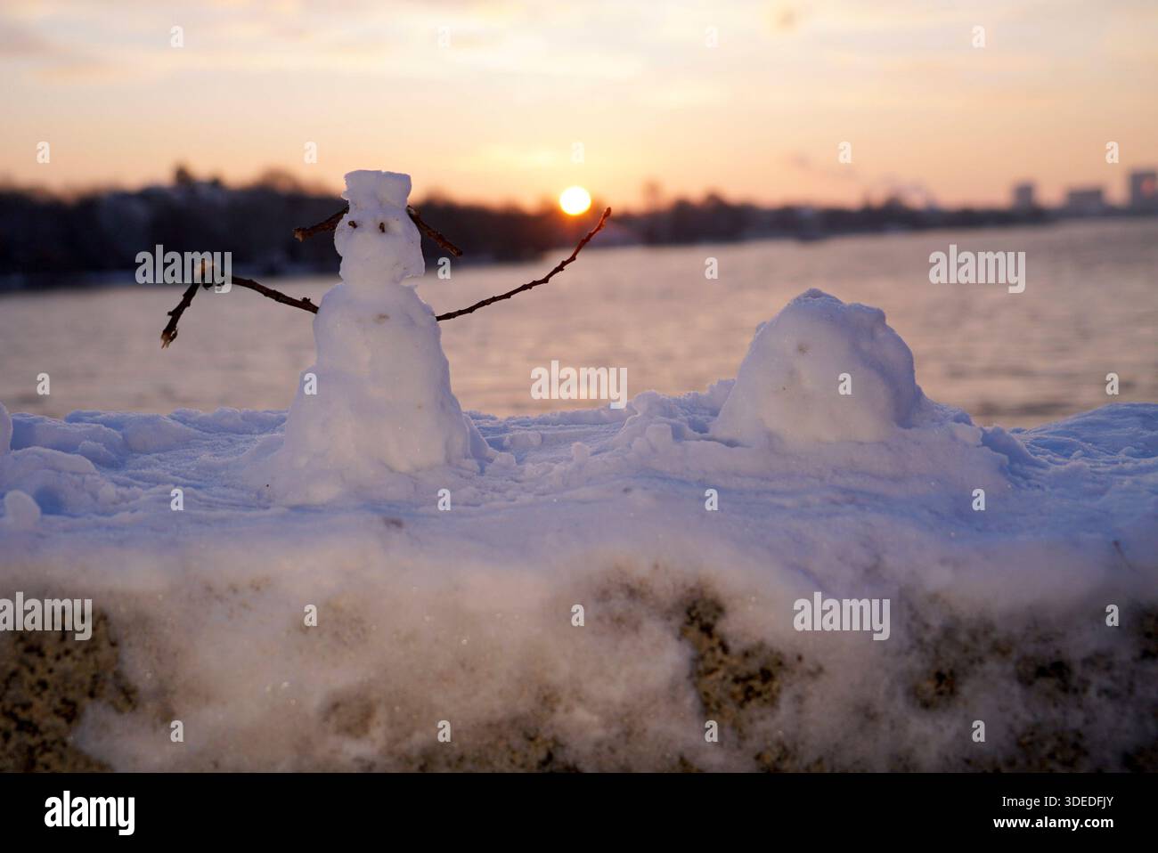 cntv: Hunderte von Schneemaennern und Schneefrauen im Sonnenaufgang an ...