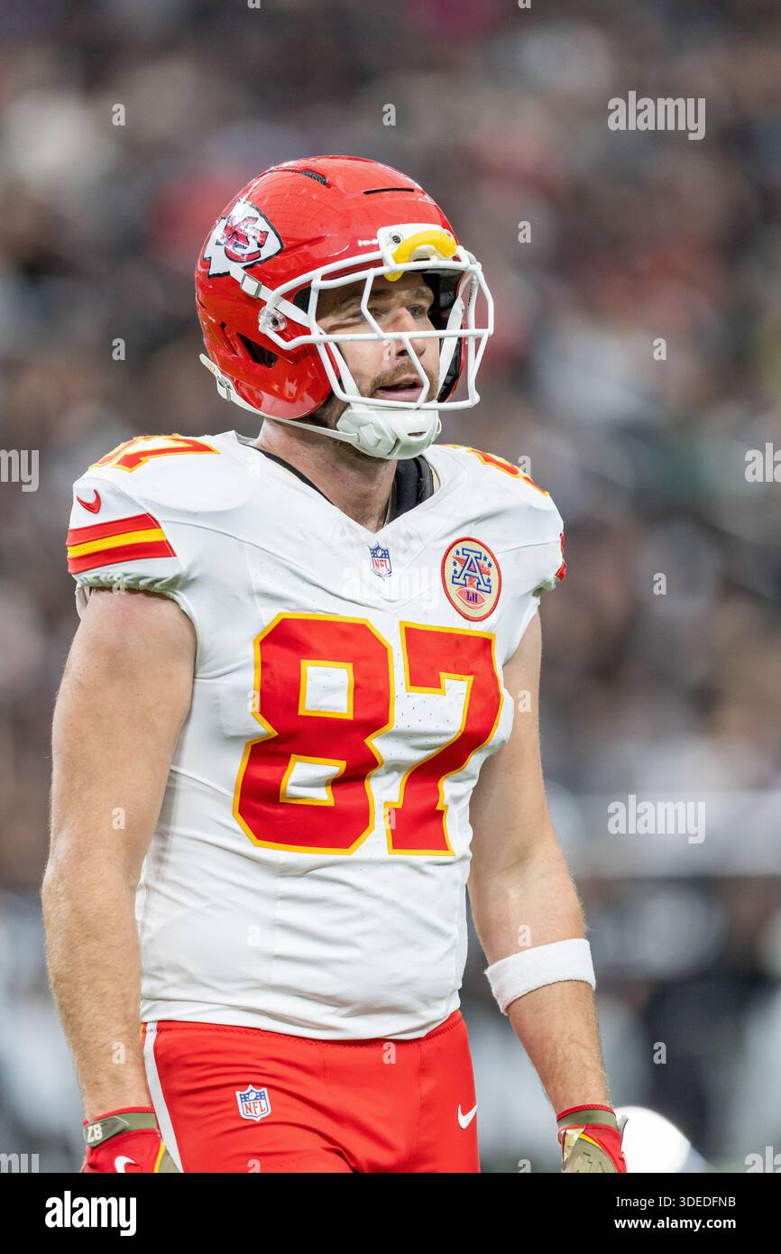 Kansas City Chiefs tight end Travis Kelce (87) against the Las Vegas ...