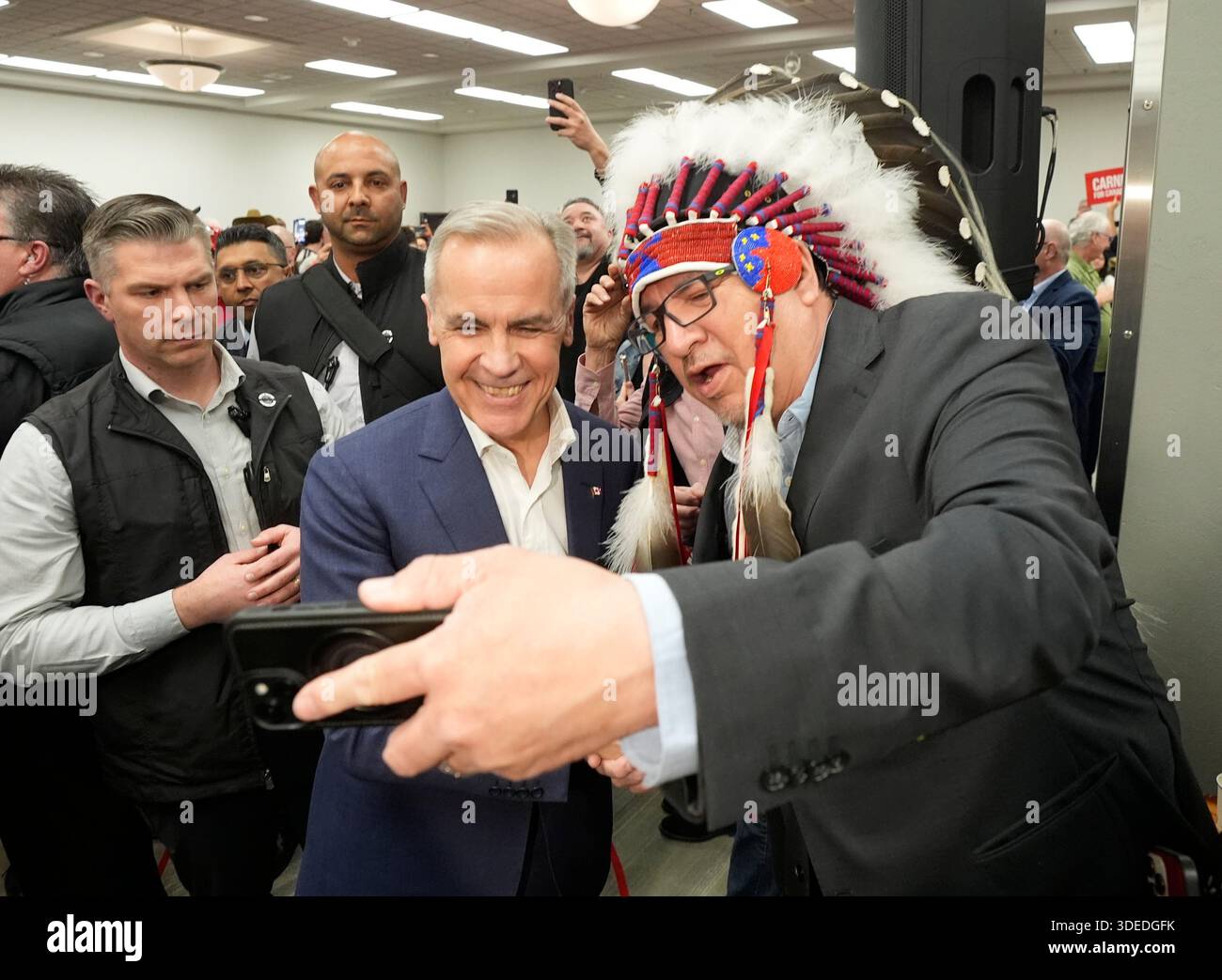 Pimicikamak Cree Nation Chief David Monias gets a selfie with Mark ...