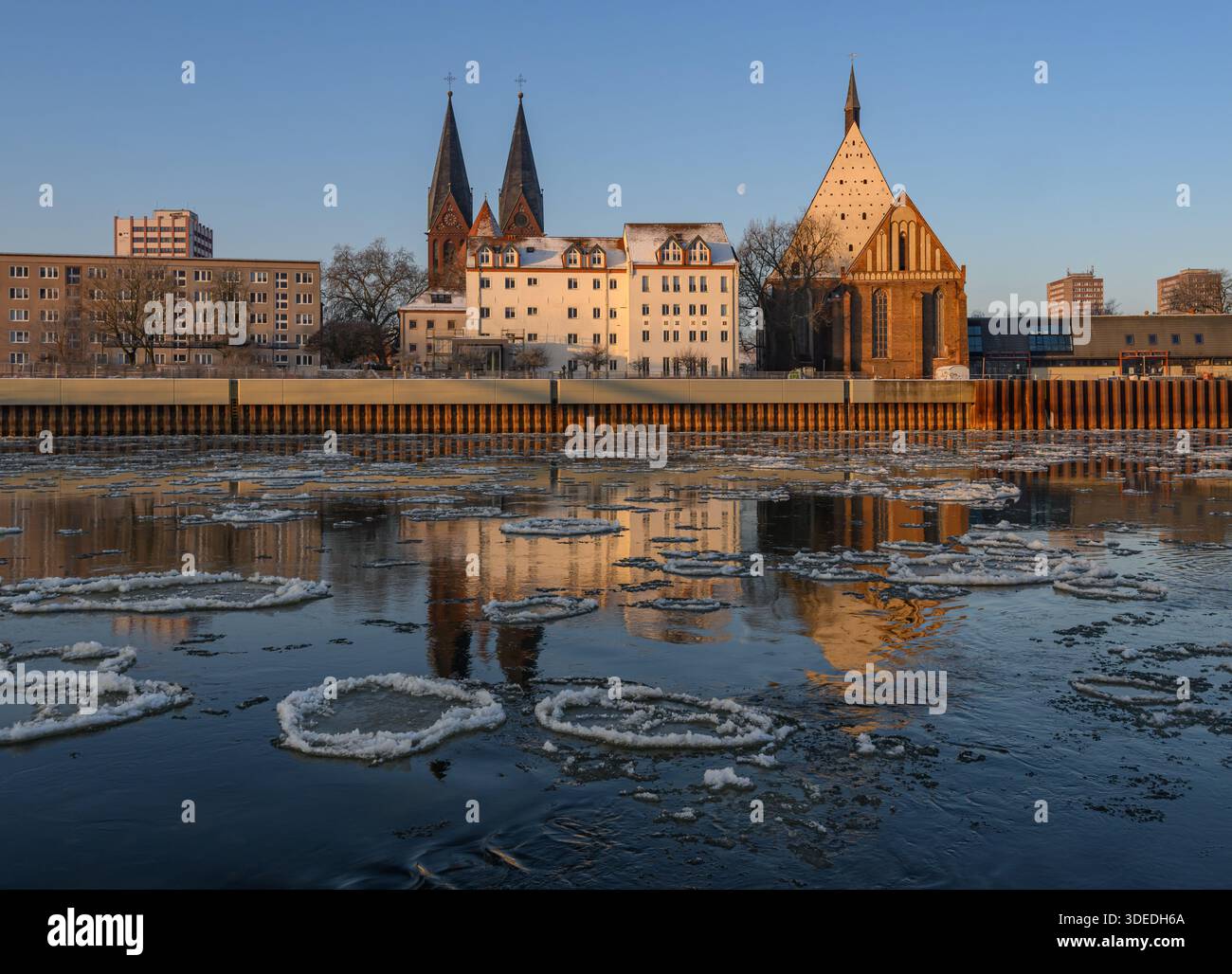 07 January 2026, Poland, Slubice: Ice floes, known as Brieger geese ...