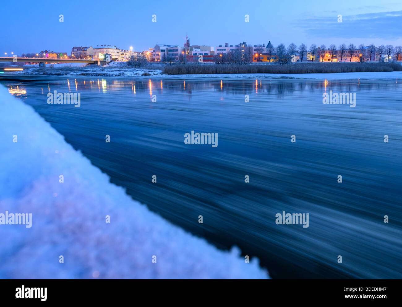 07 January 2026, Brandenburg, Frankfurt (Oder): Ice floes, known as ...