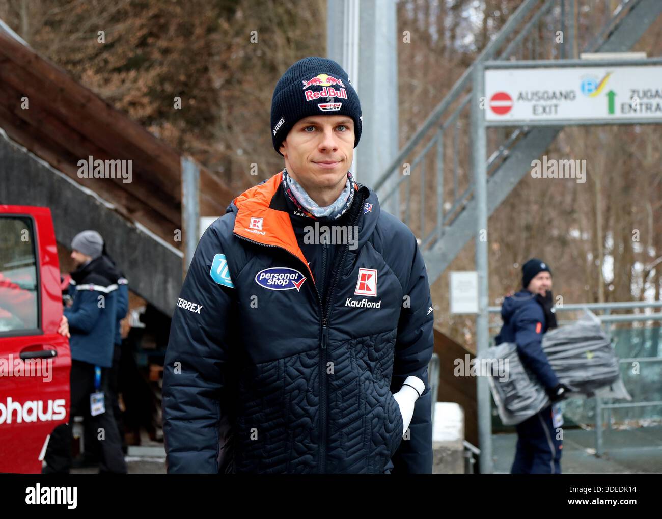 Wellinger andreas ger bei der ankunft an der schanze hi-res stock ...