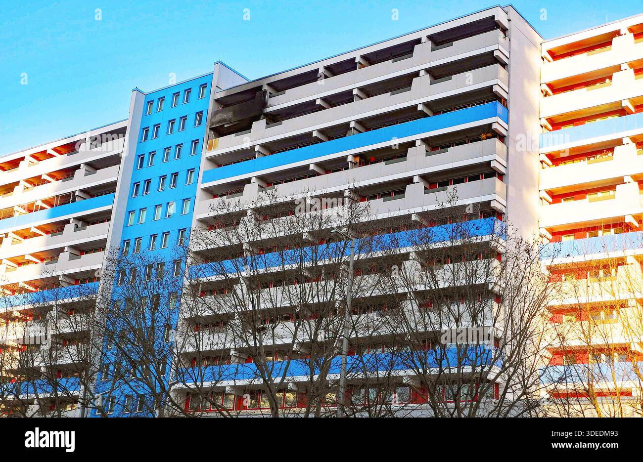 Wohnung im Hochausplattenbau Voellig ausgebrannt, Silvesterrakete um ...