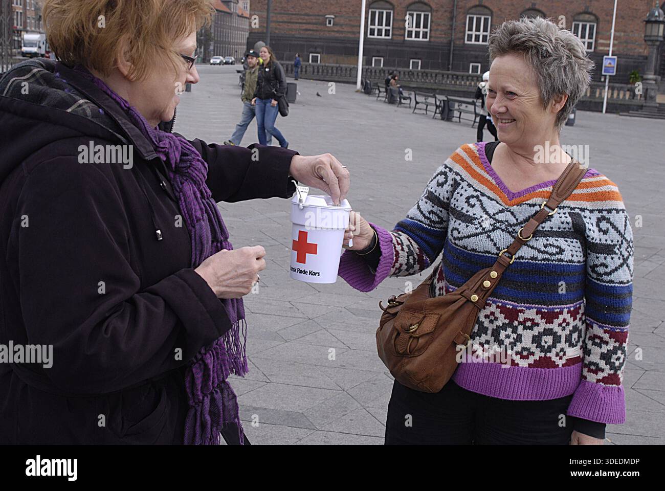DENMAR/ Danes valunteer collection donation for danish cross in ...