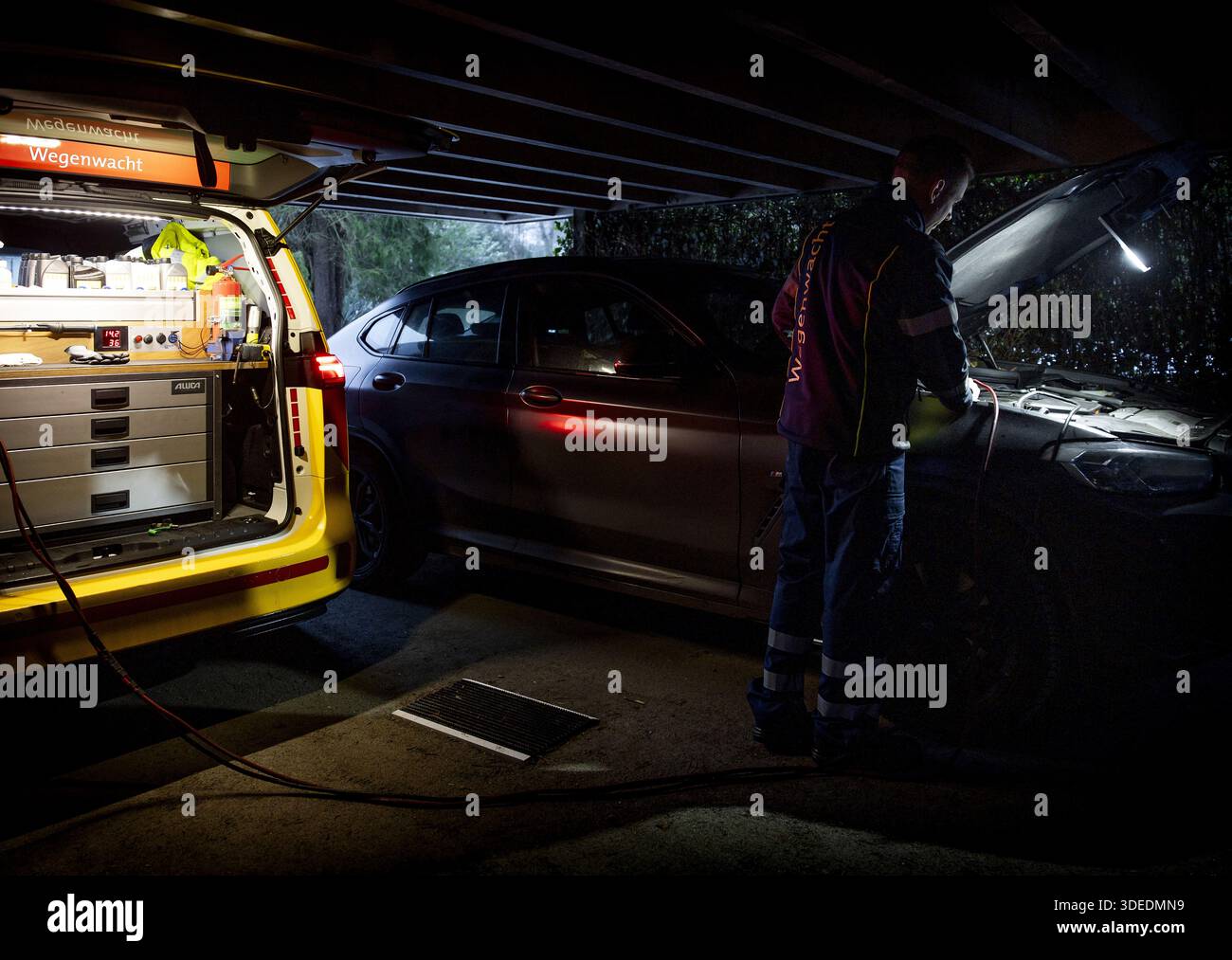 BERGEN - An ANWB roadside assistance worker attends to a breakdown ...