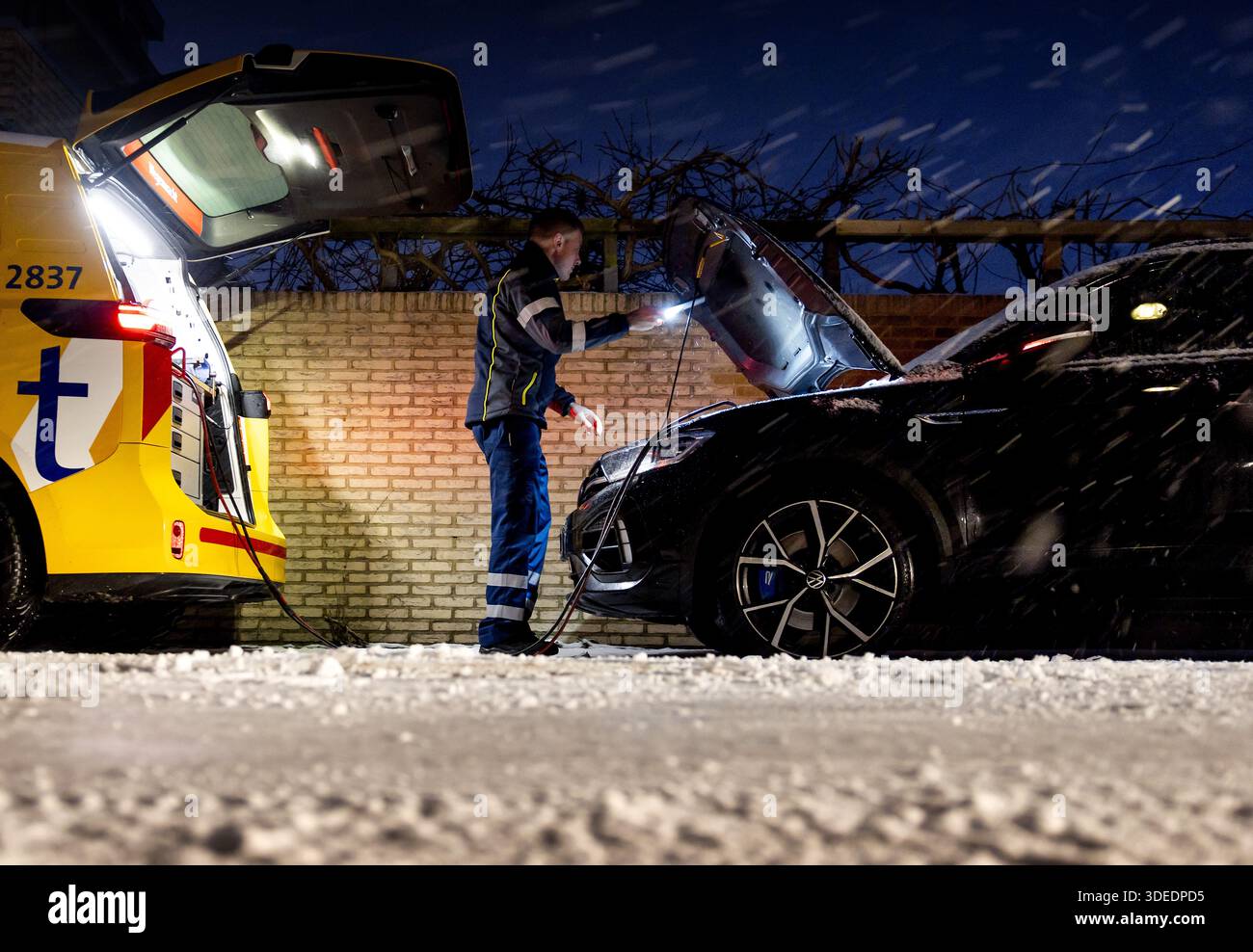 ASSENDELFT - An ANWB roadside assistance worker attends to a breakdown ...