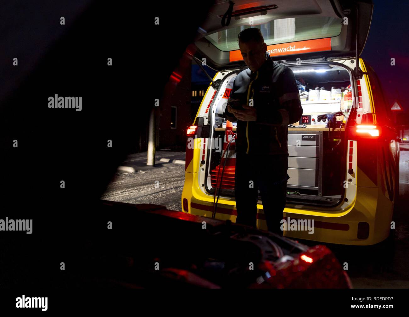ASSENDELFT - An ANWB roadside assistance worker attends to a breakdown ...