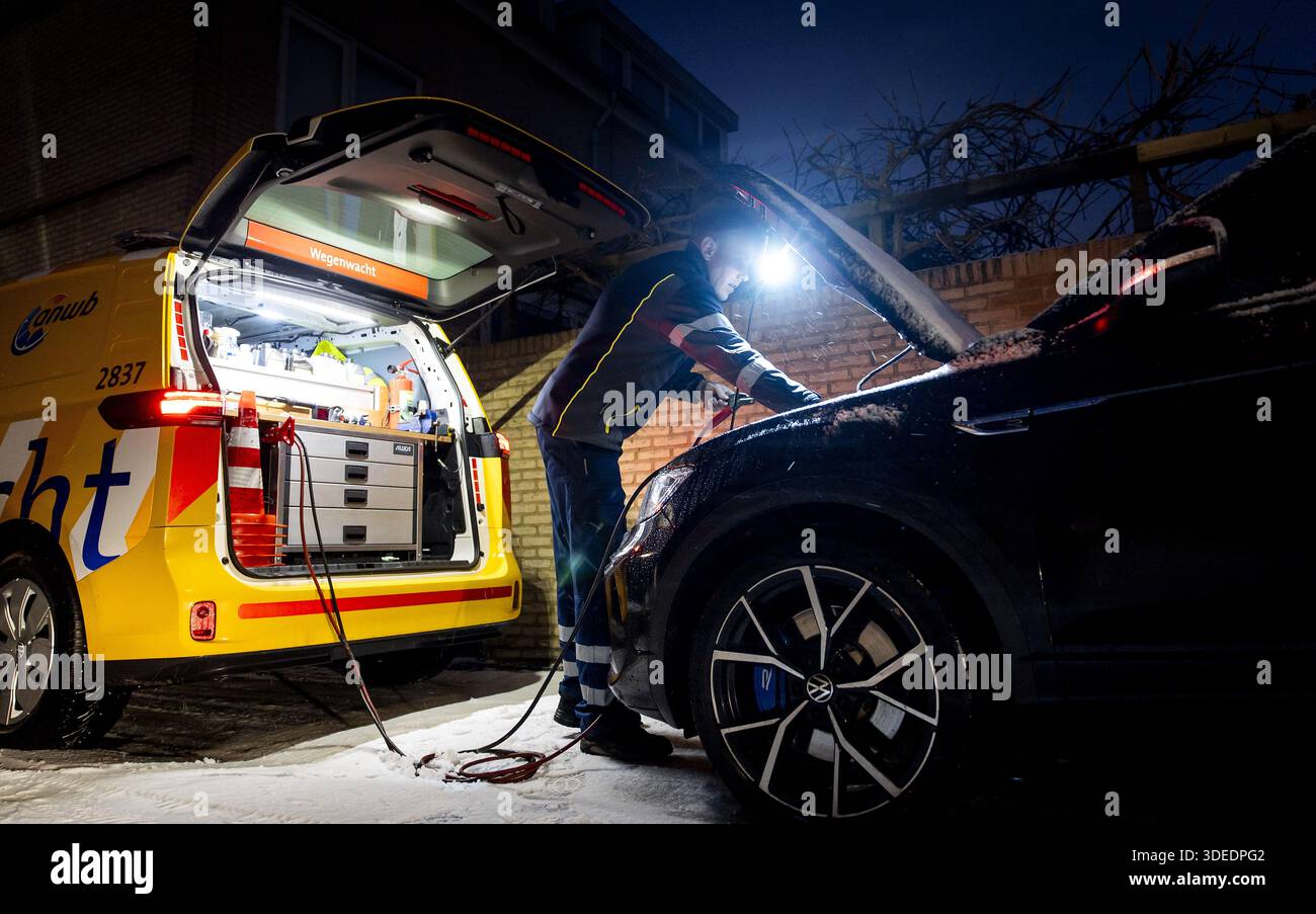 ASSENDELFT - An ANWB roadside assistance worker attends to a breakdown ...