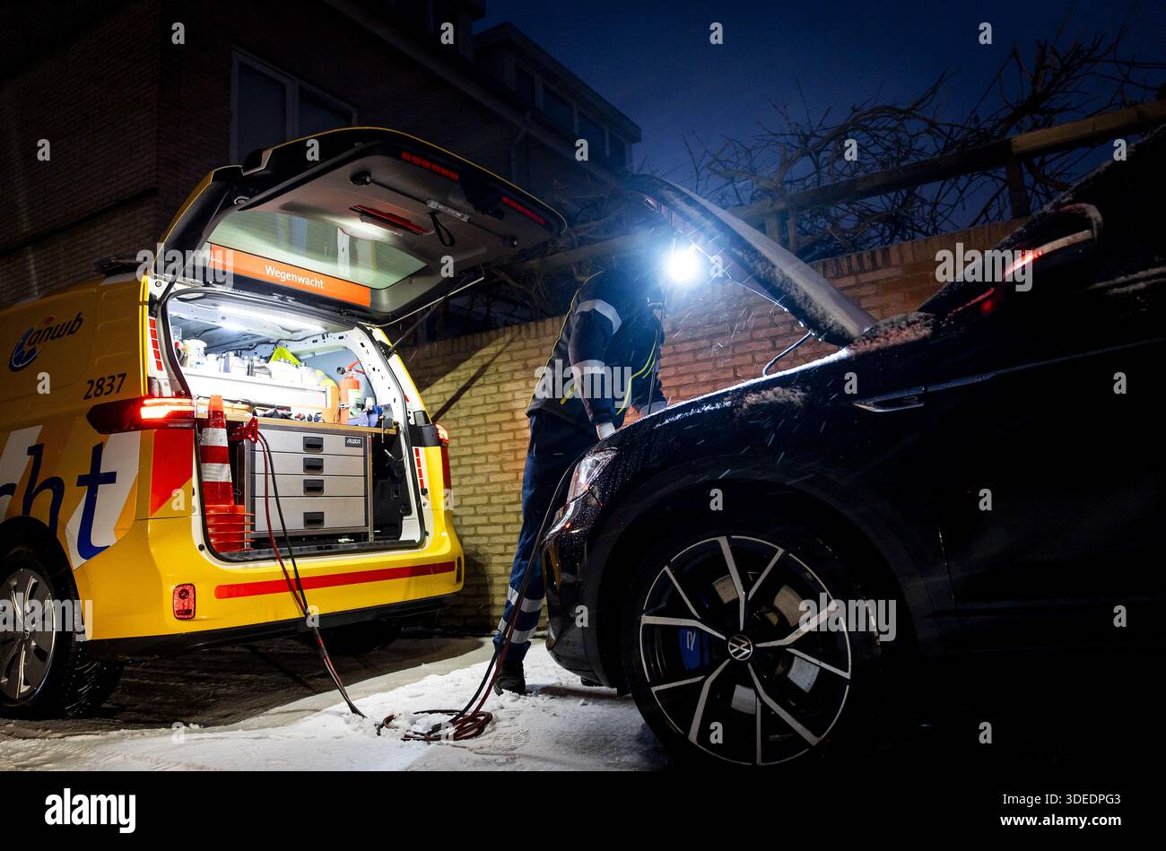 ASSENDELFT - An ANWB roadside assistance worker attends to a breakdown ...