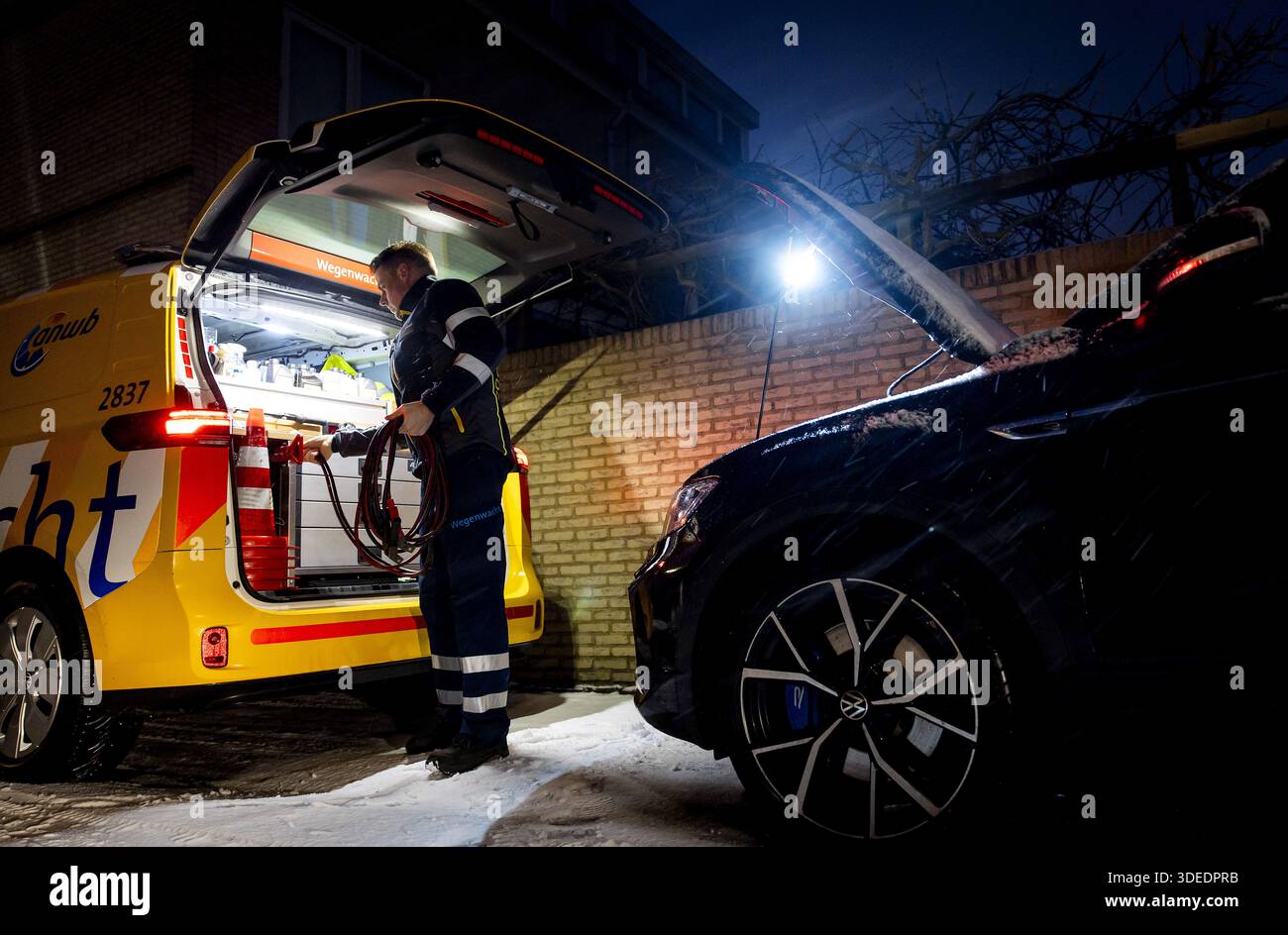 ASSENDELFT - An ANWB roadside assistance worker attends to a breakdown ...