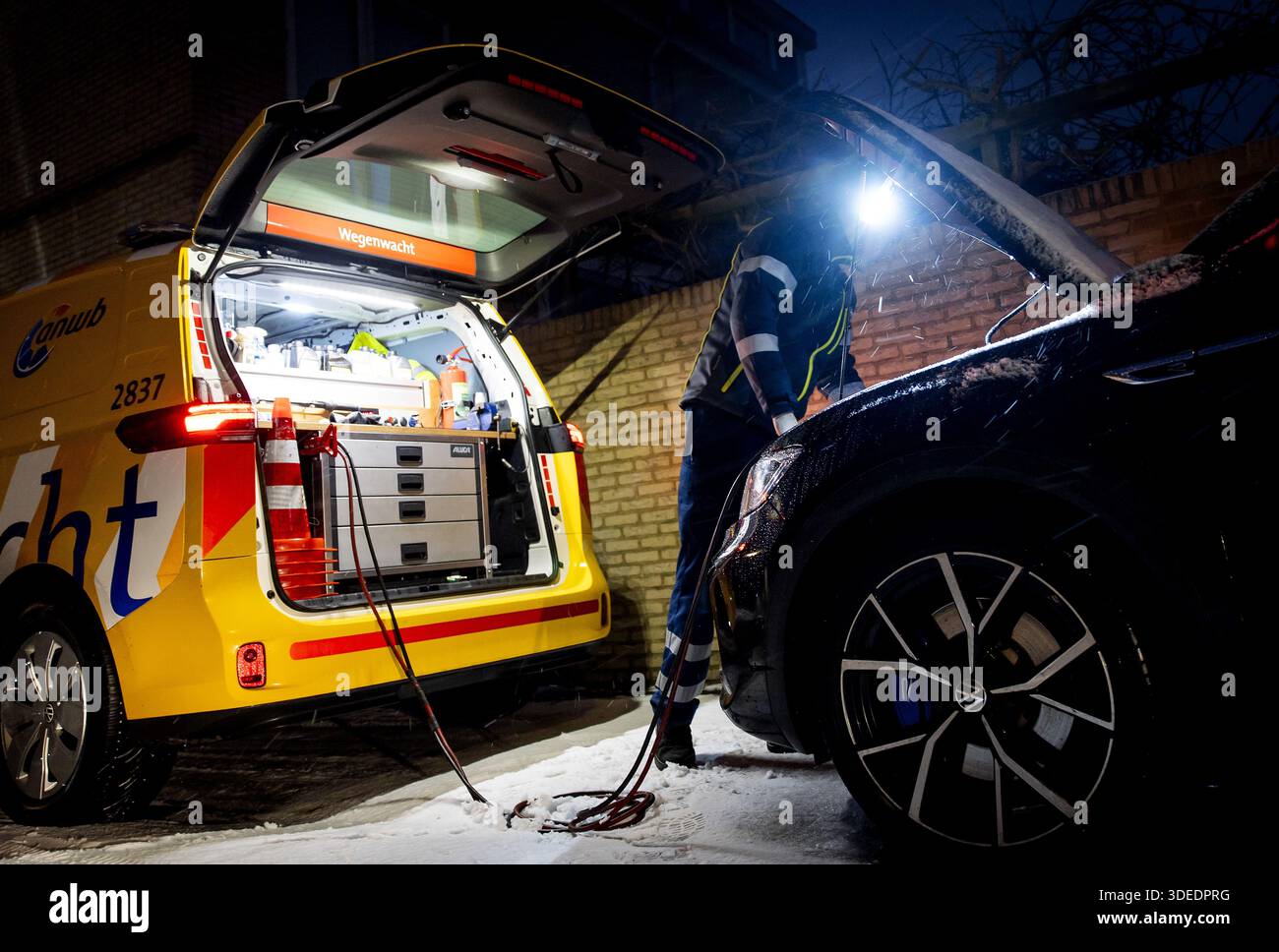 ASSENDELFT - An ANWB roadside assistance worker attends to a breakdown ...