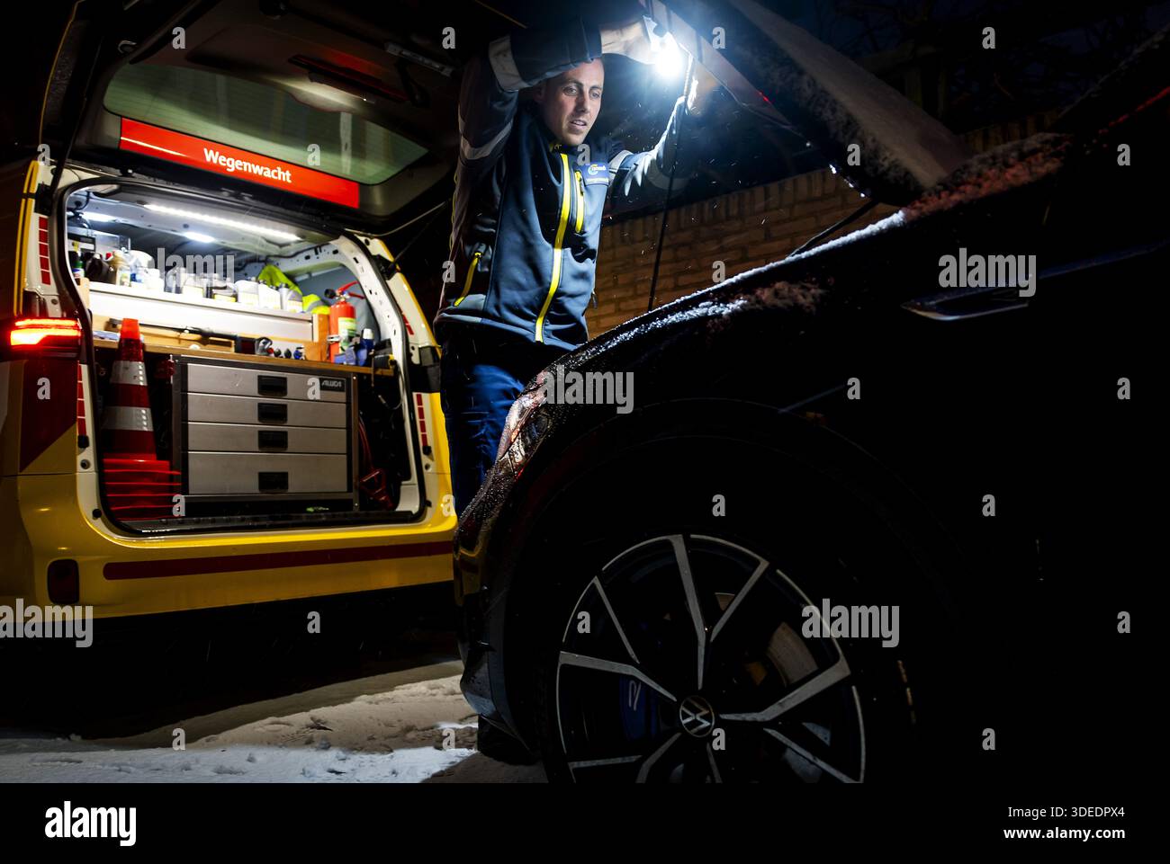 ASSENDELFT - An ANWB roadside assistance worker attends to a breakdown ...