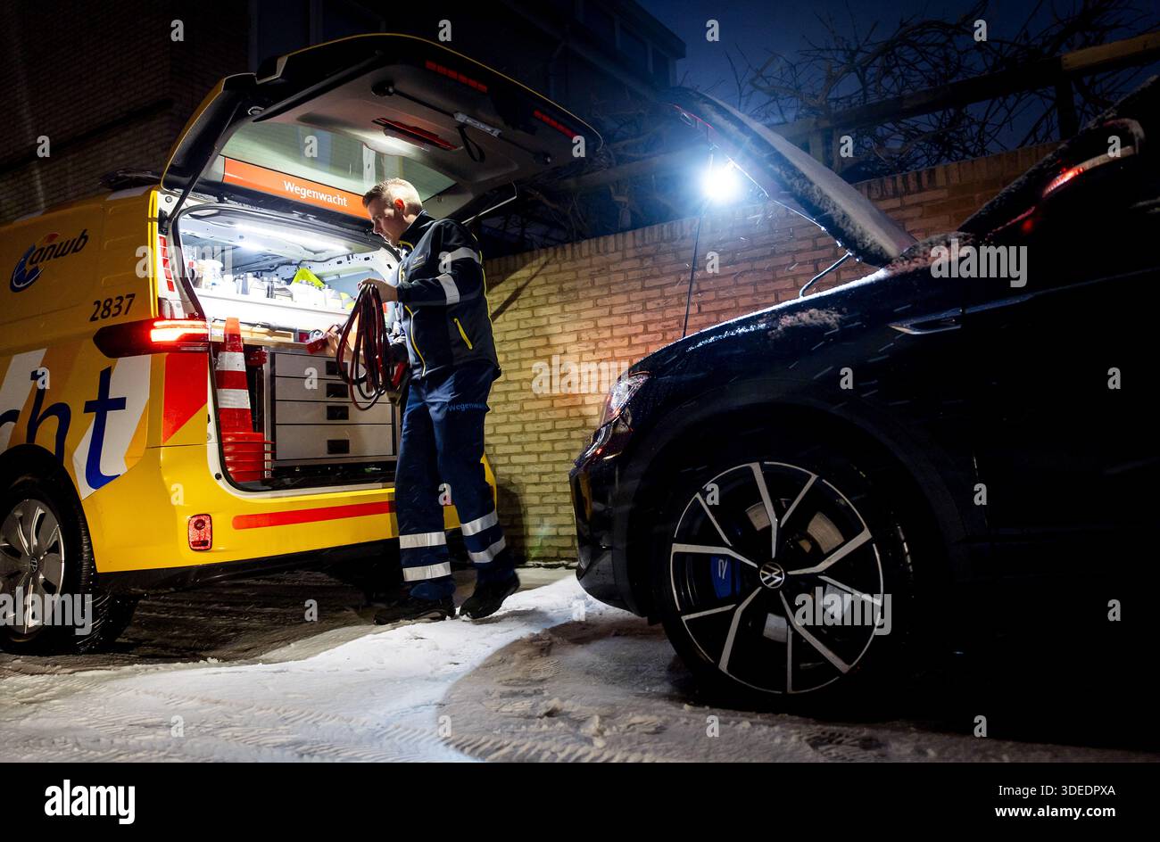 ASSENDELFT - An ANWB roadside assistance worker attends to a breakdown ...