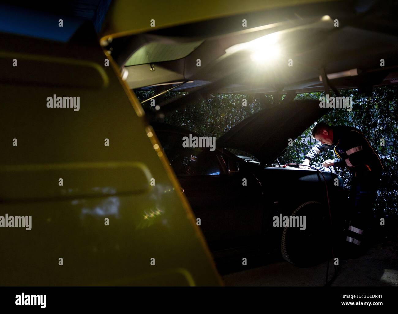 BERGEN - An ANWB roadside assistance worker attends to a breakdown ...
