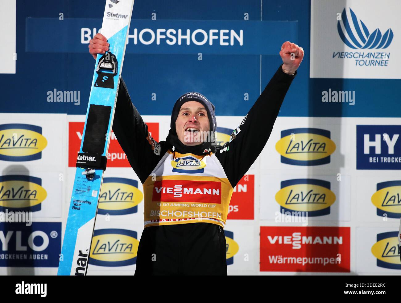 Skispringen reisst beide arme nach oben hi-res stock photography and ...