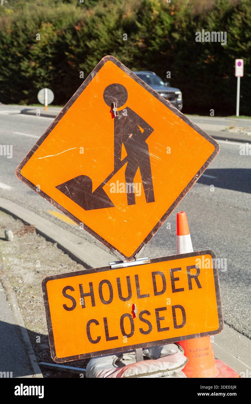 shoulder closed sign New Zealand Stock Photo - Alamy