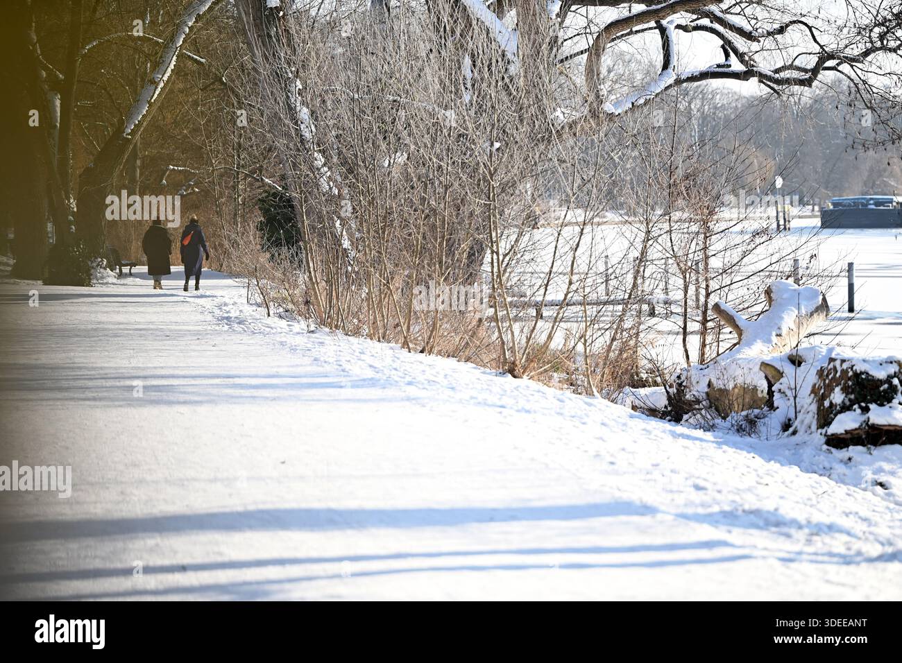 07 January 2026, Berlin: People walk along the frozen Spree through the ...