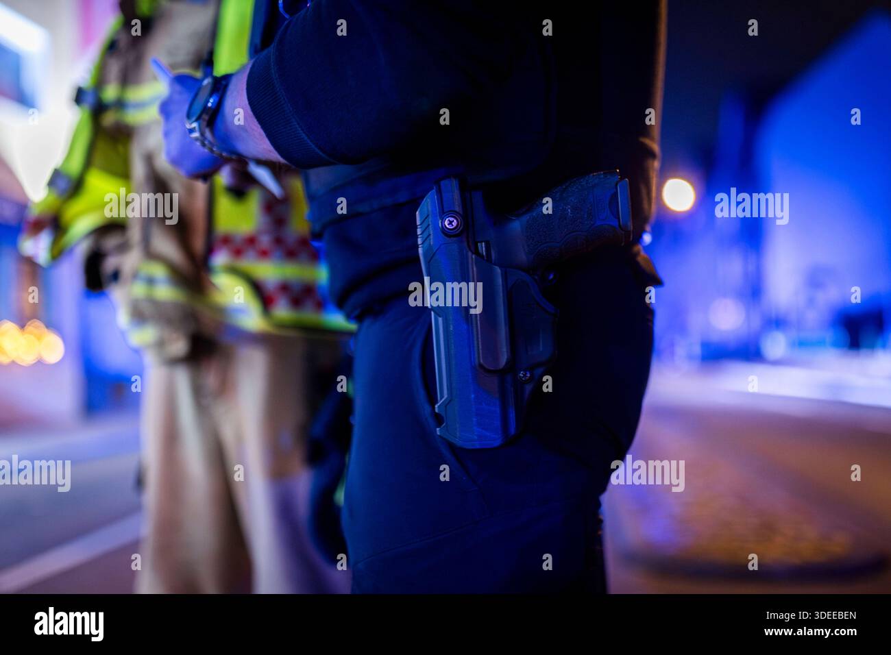 Symbolbild Feuerwehreinsatz mit Polizei. Polizist mit Notizblock und ...