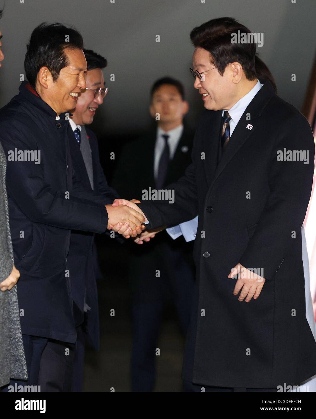 Lee returns home from China President Lee Jae Myung (R), accompanied by ...