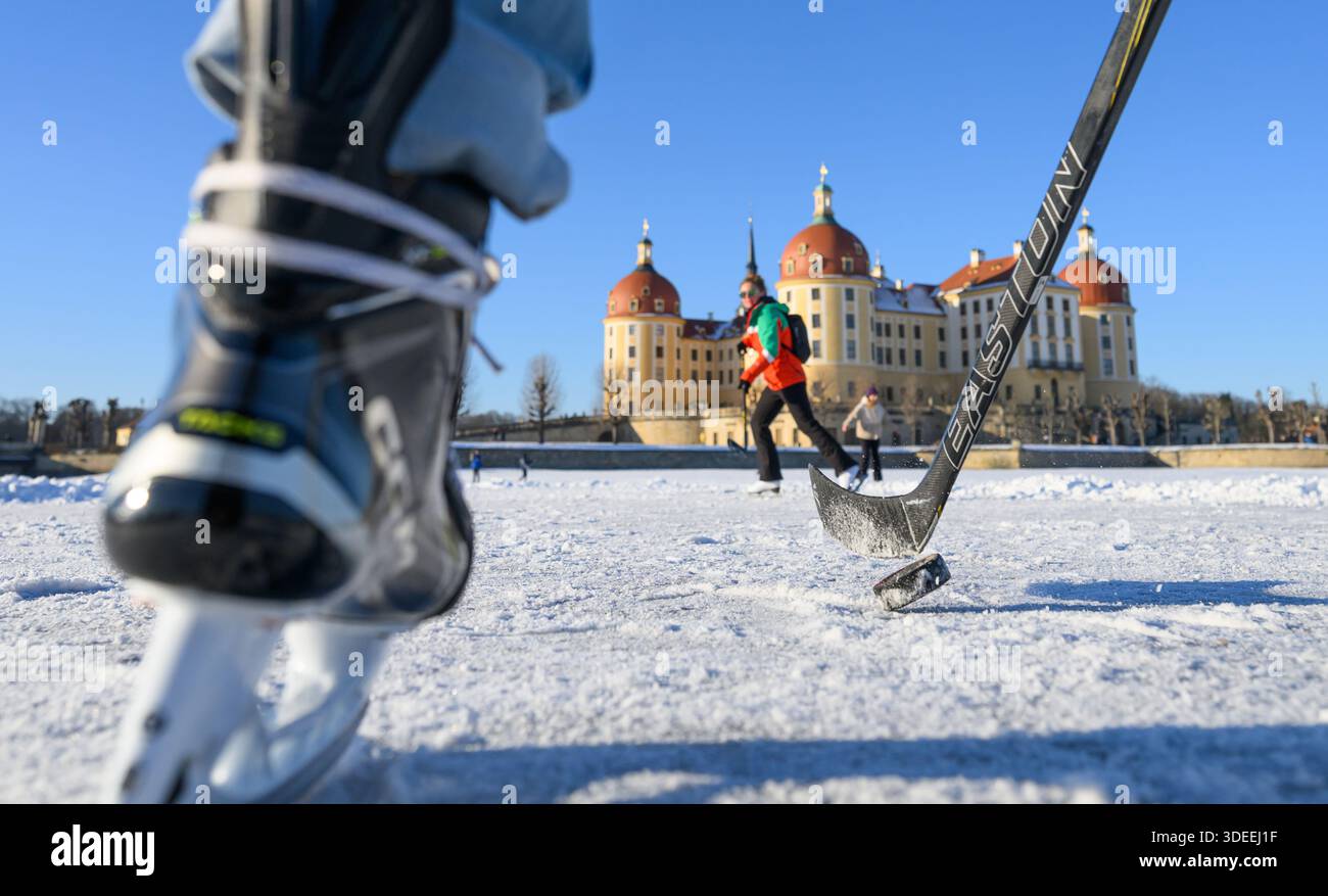 07 January 2026, Saxony, Moritzburg: Visitors play ice hockey on the ...