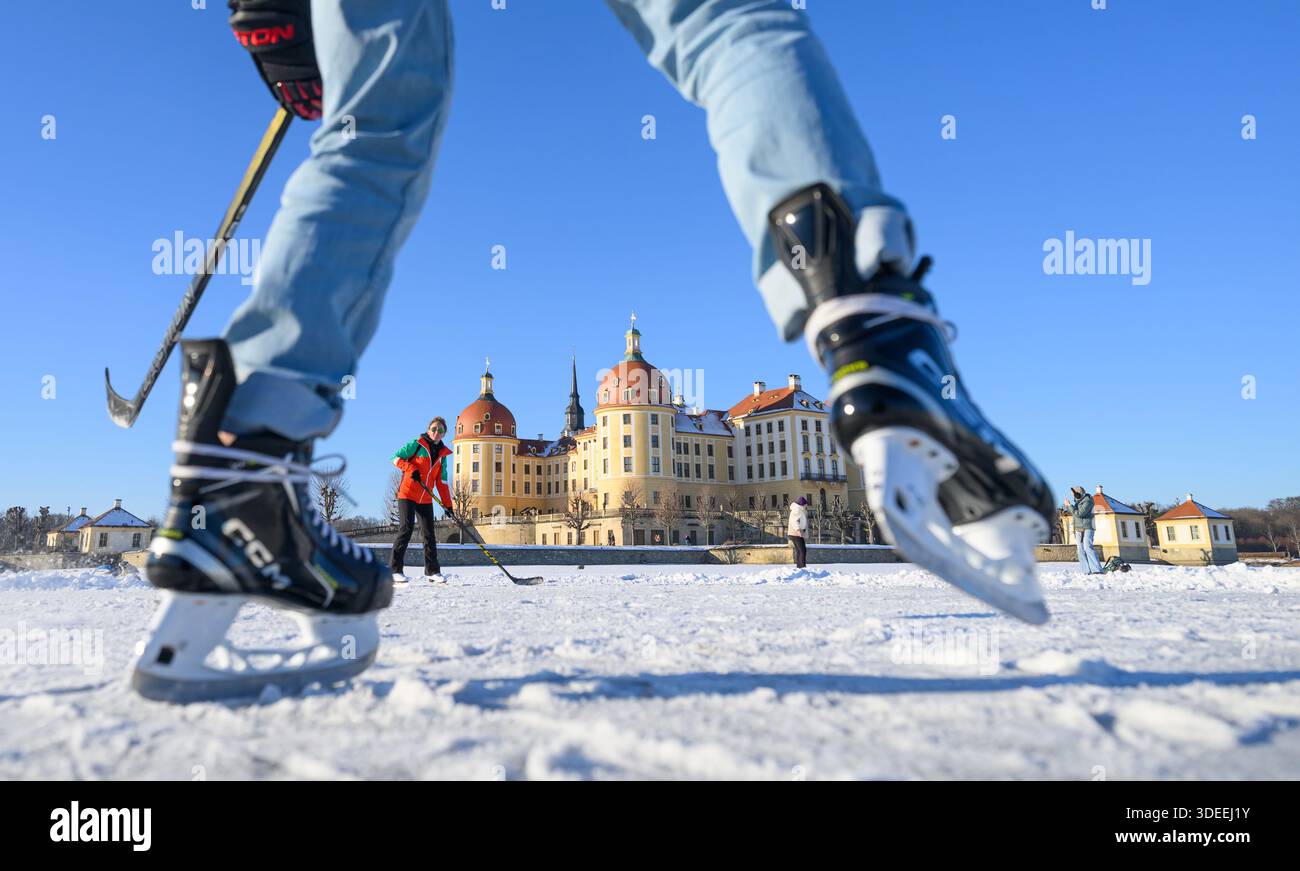 07 January 2026, Saxony, Moritzburg: Visitors play ice hockey on the ...