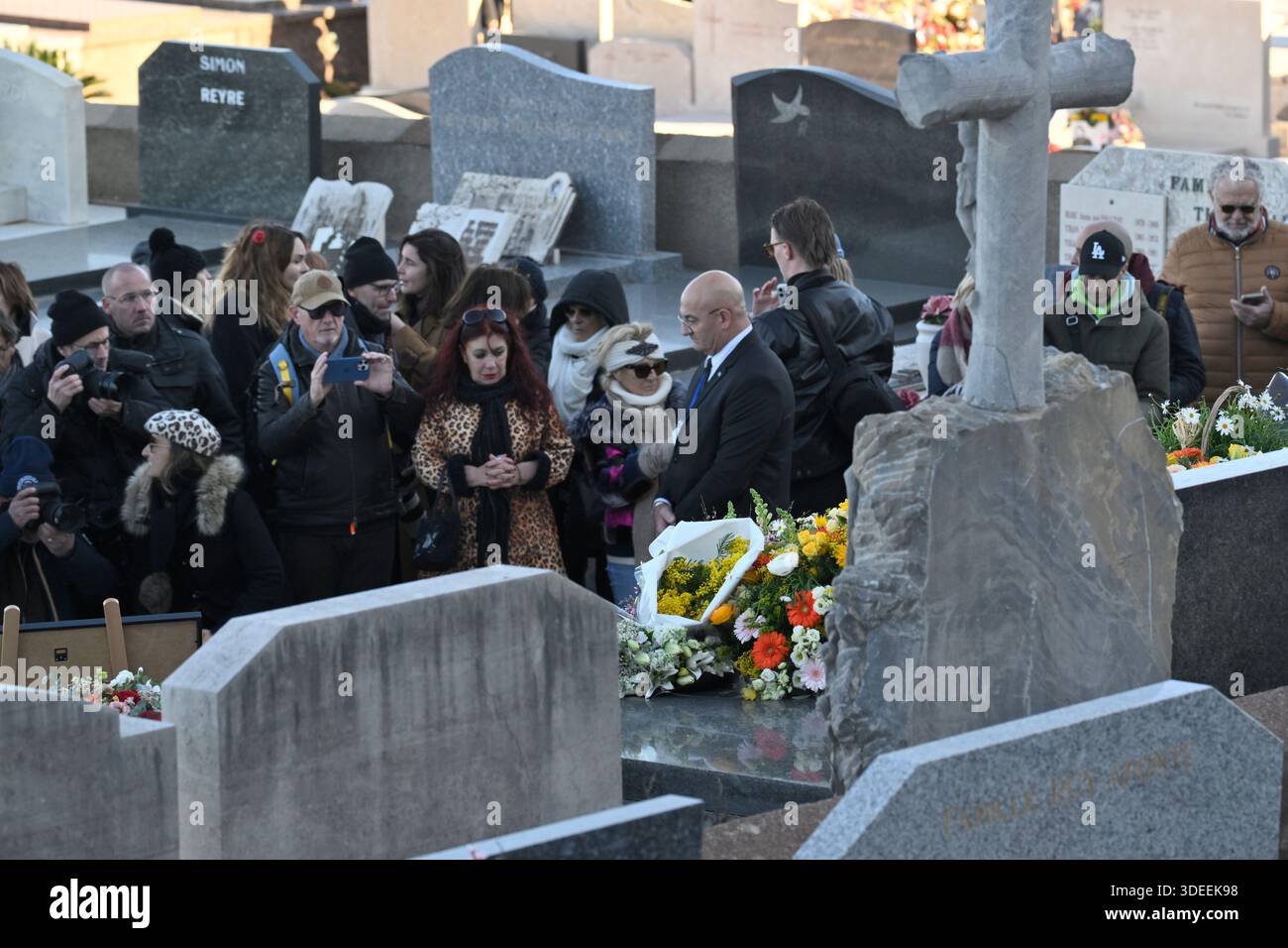 People queue to pay their respects on actor Brigitte Bardot's tomb ...