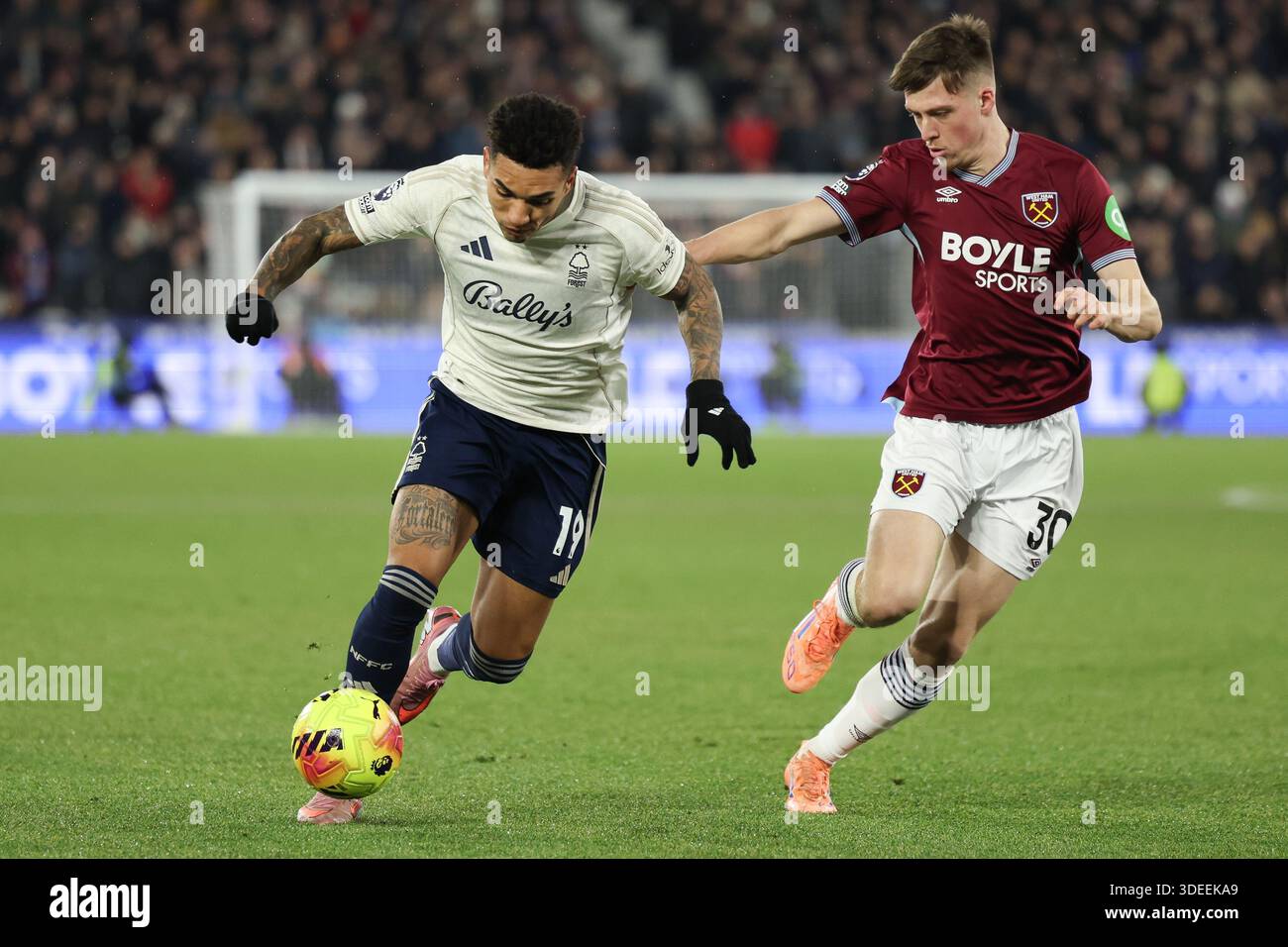 Nottingham Forest forward Igor Jesus (19) and West Ham defender Oliver ...