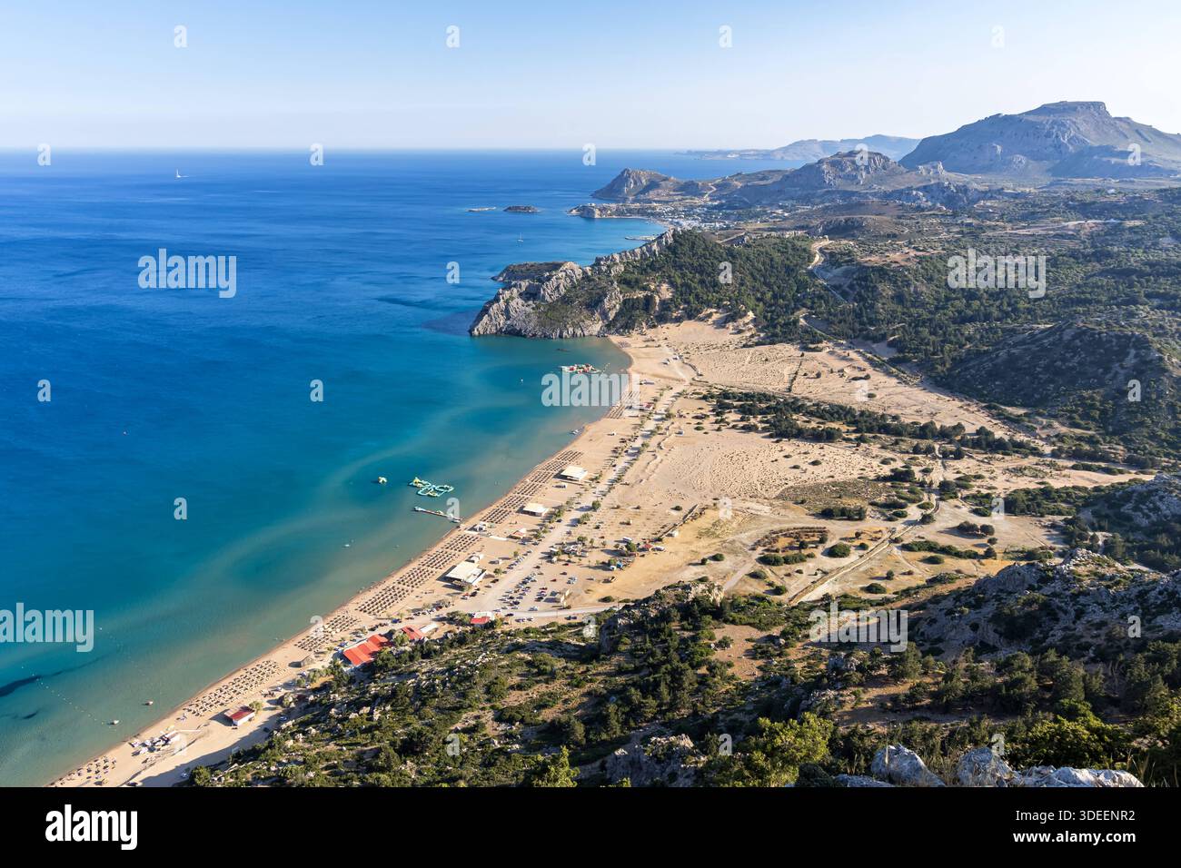 Blick auf den Strand Tsambika von oben Urlaub am Mittelmeer am Meer ...