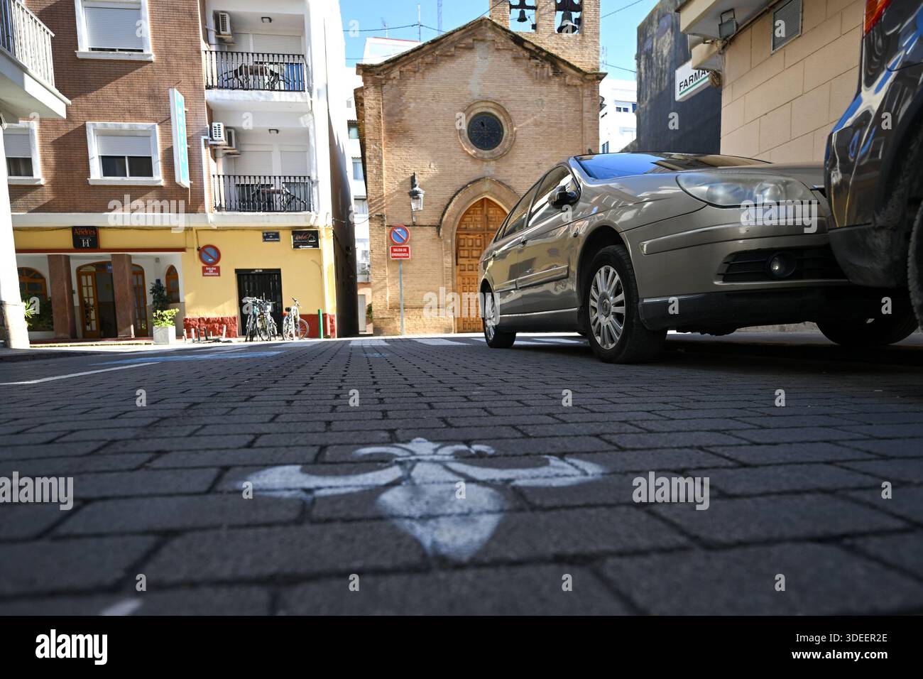 Das Lilien Symbol ist auf einer Straße in El Saler zu sehen. ESP, SV ...