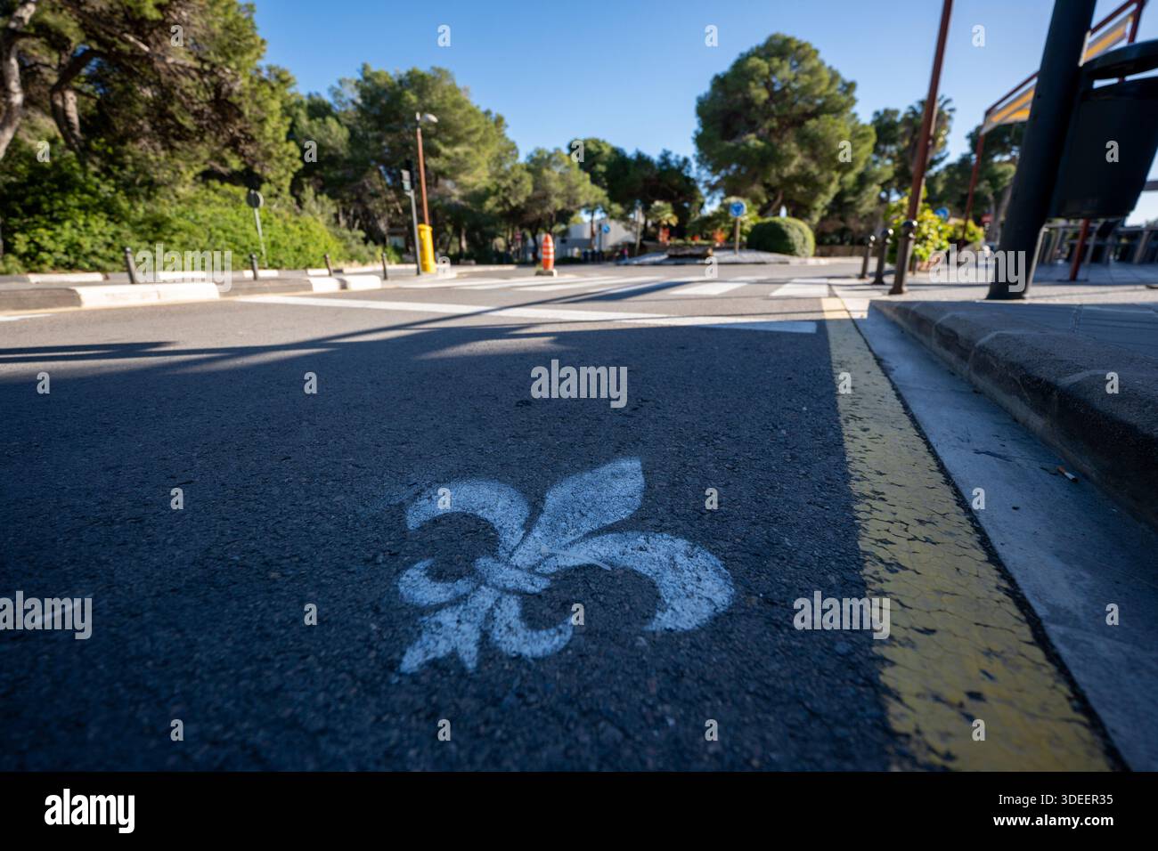 Das Lilien Symbol ist auf einer Straße in El Saler zu sehen. ESP, SV ...