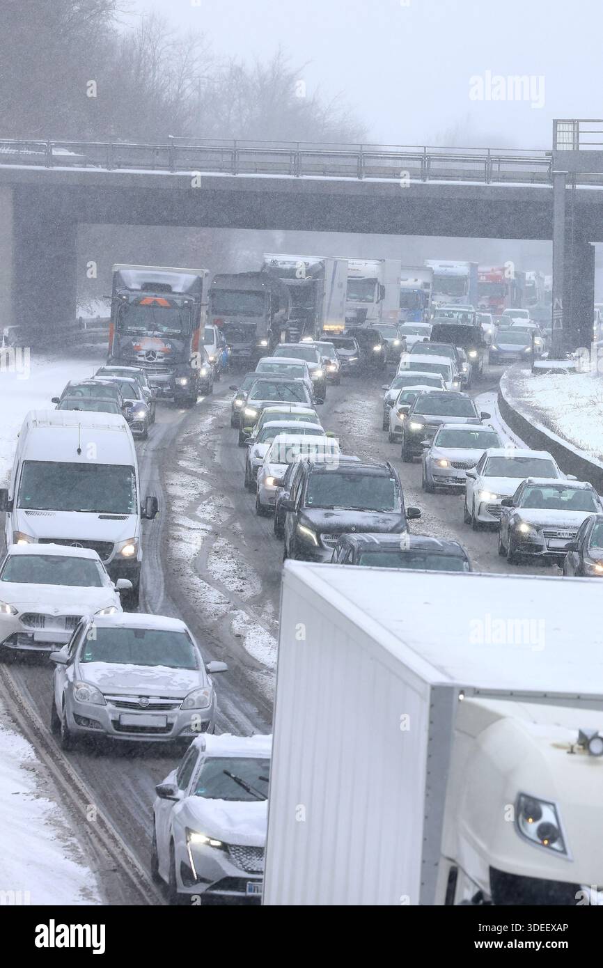 07 January 2026, North Rhine-Westphalia, Duesseldorf: Heavy snowfall ...