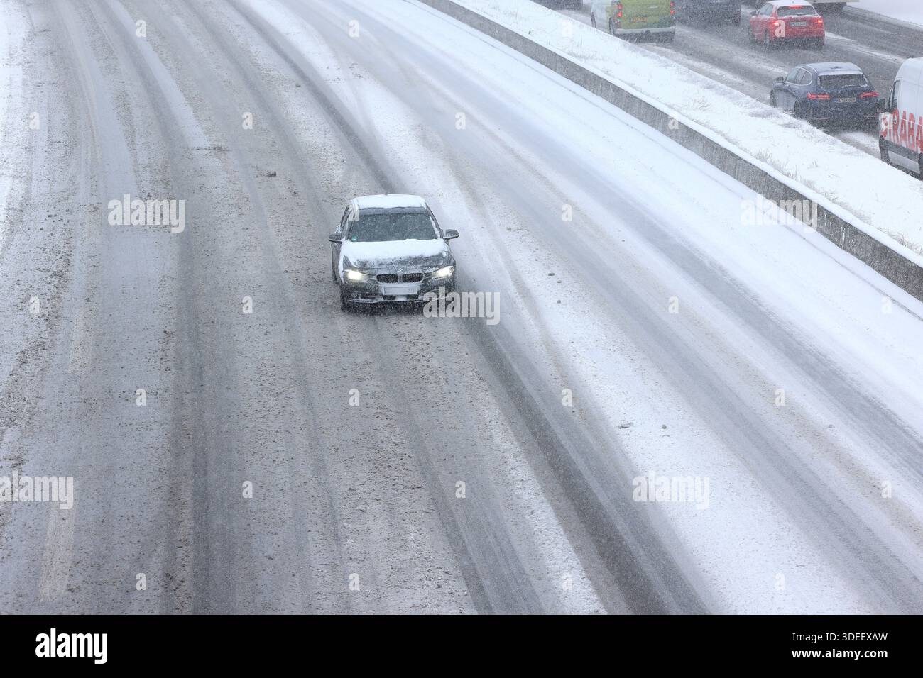 07 January 2026, North Rhine-Westphalia, Duesseldorf: Heavy snowfall ...