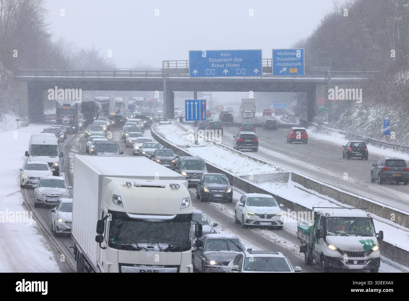 07 January 2026, North Rhine-Westphalia, Duesseldorf: Heavy snowfall ...