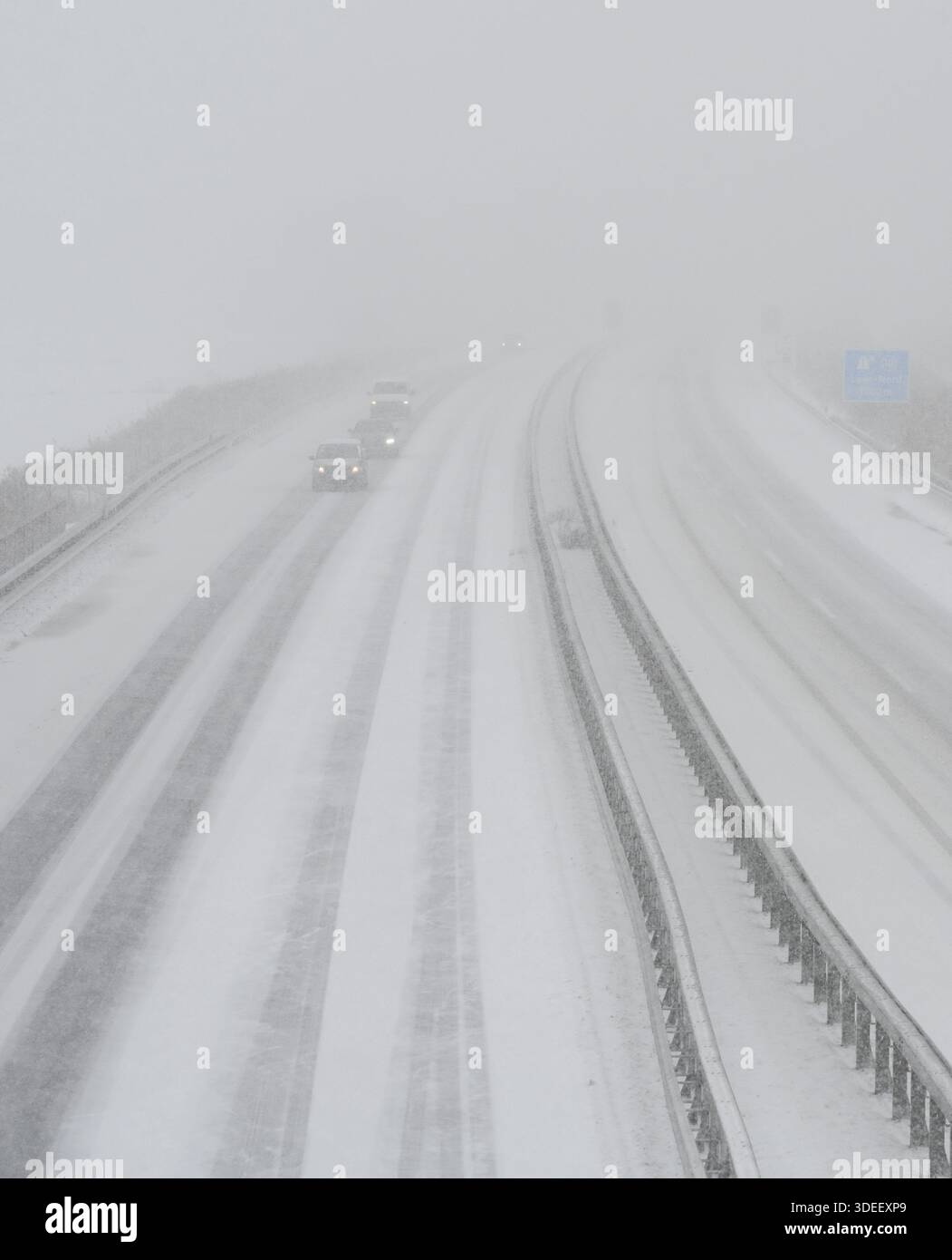 07 January 2026, Lower Saxony, Brinkum: Cars and trucks are on the ...