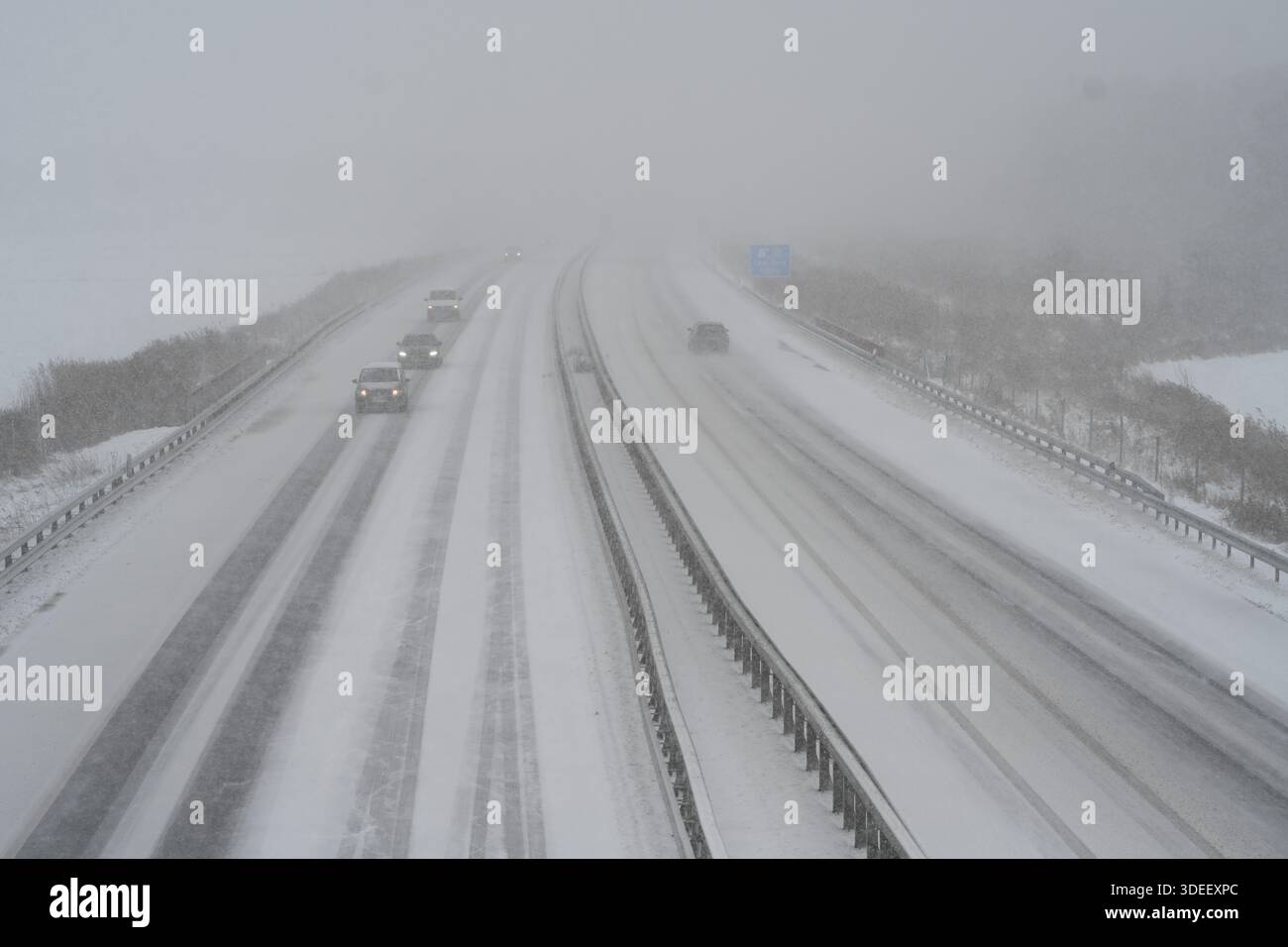 07 January 2026, Lower Saxony, Brinkum: Cars are on the highway 28 near ...