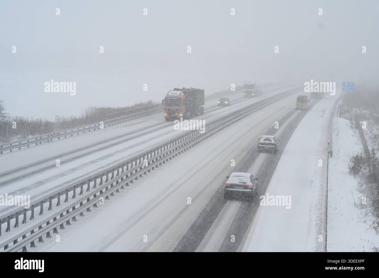 07 January 2026, Lower Saxony, Brinkum: Cars and trucks are on the ...
