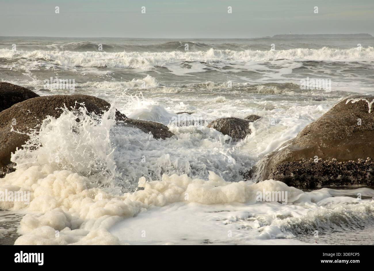 Waves hitting rock outcroppings hi-res stock photography and images - Alamy