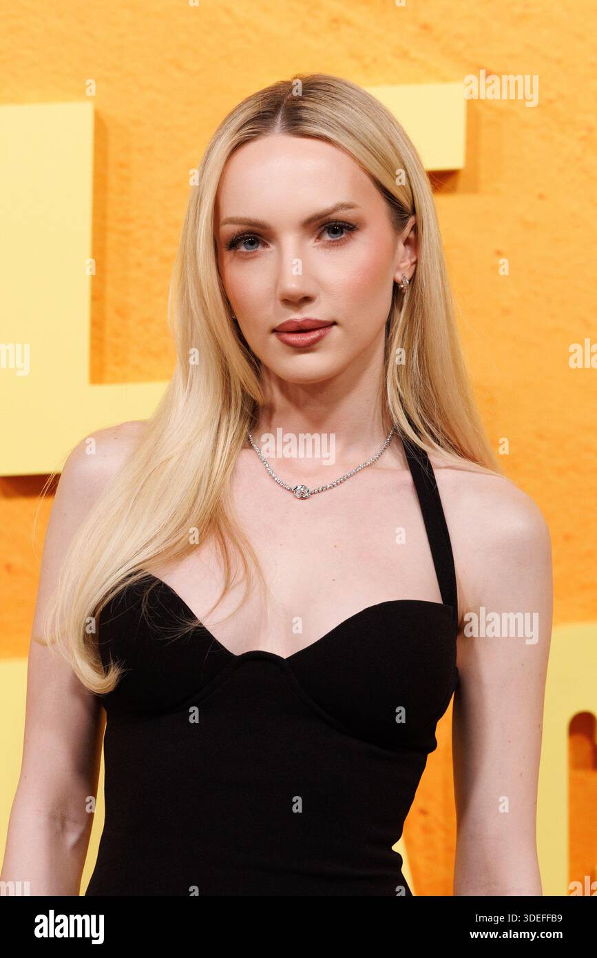 Elizabeth Posey attends the arrivals of People We Meet On Vacation at ...