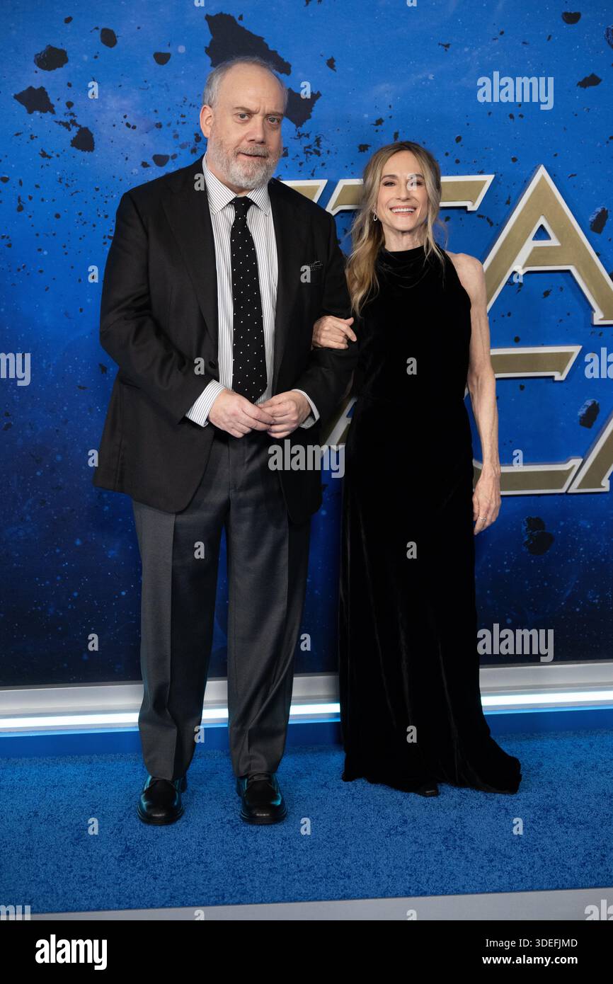 Photo by: NDZ/STAR MAX/IPx 2026 1/6/26 Paul Giamatti and Holly Hunter ...