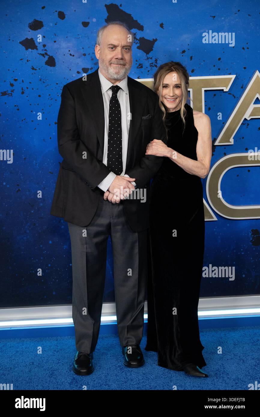 Photo by: NDZ/STAR MAX/IPx 2026 1/6/26 Paul Giamatti and Holly Hunter ...