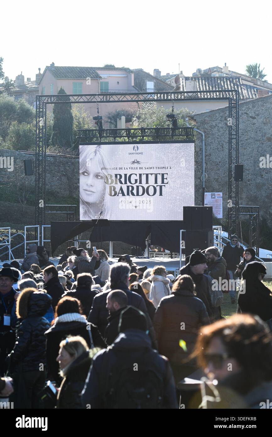 Around a hundred Brigitte Bardot fans gathered for a few minutes in the ...