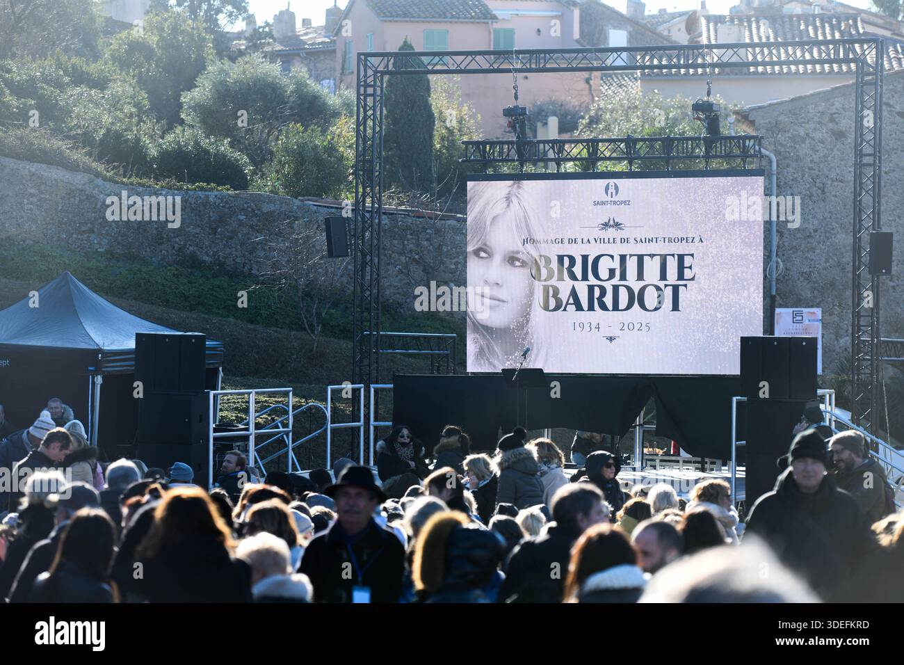 Around a hundred Brigitte Bardot fans gathered for a few minutes in the ...